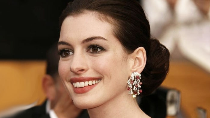 Anne Hathaway face shape: What is her Face Shape? [Complete Analysis]